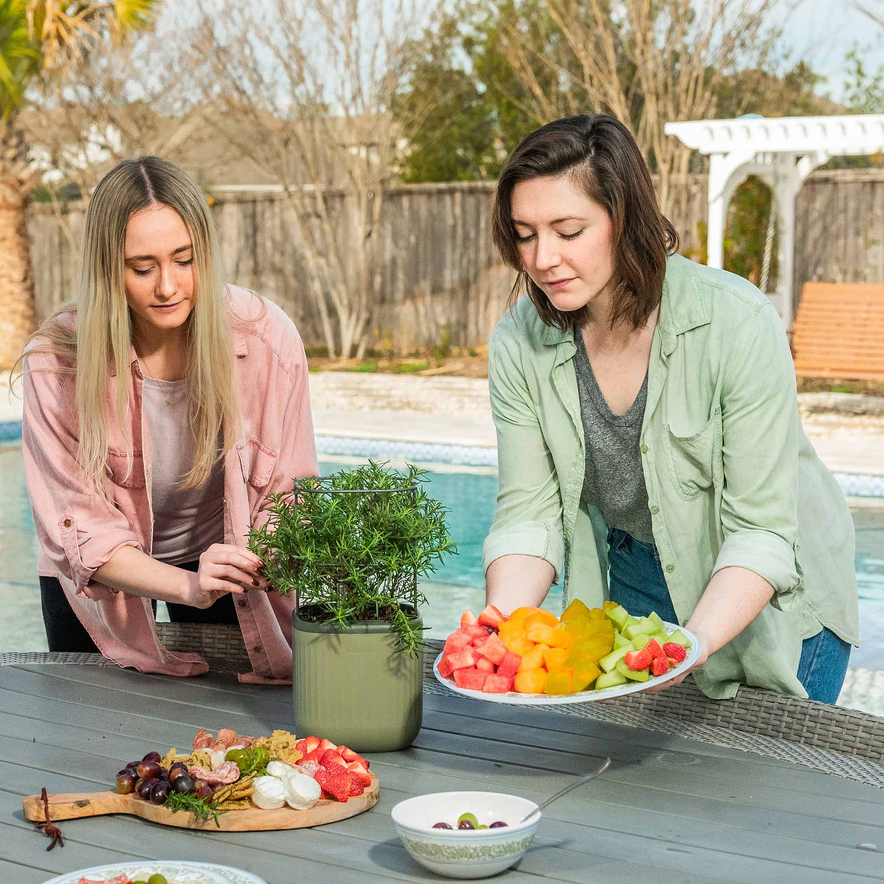 Self-Watering Mini Planter Pot with Trellis ｜ Vego Garden