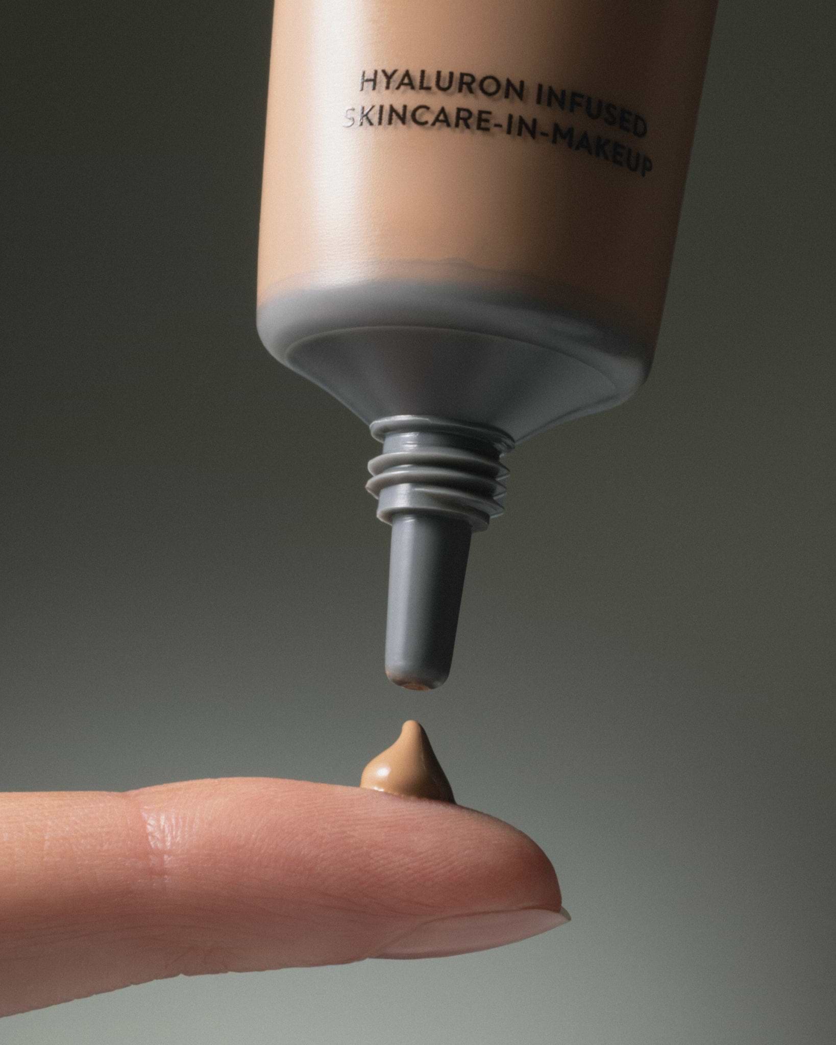 Semi-Matte Peptide Foundation | MÁDARA